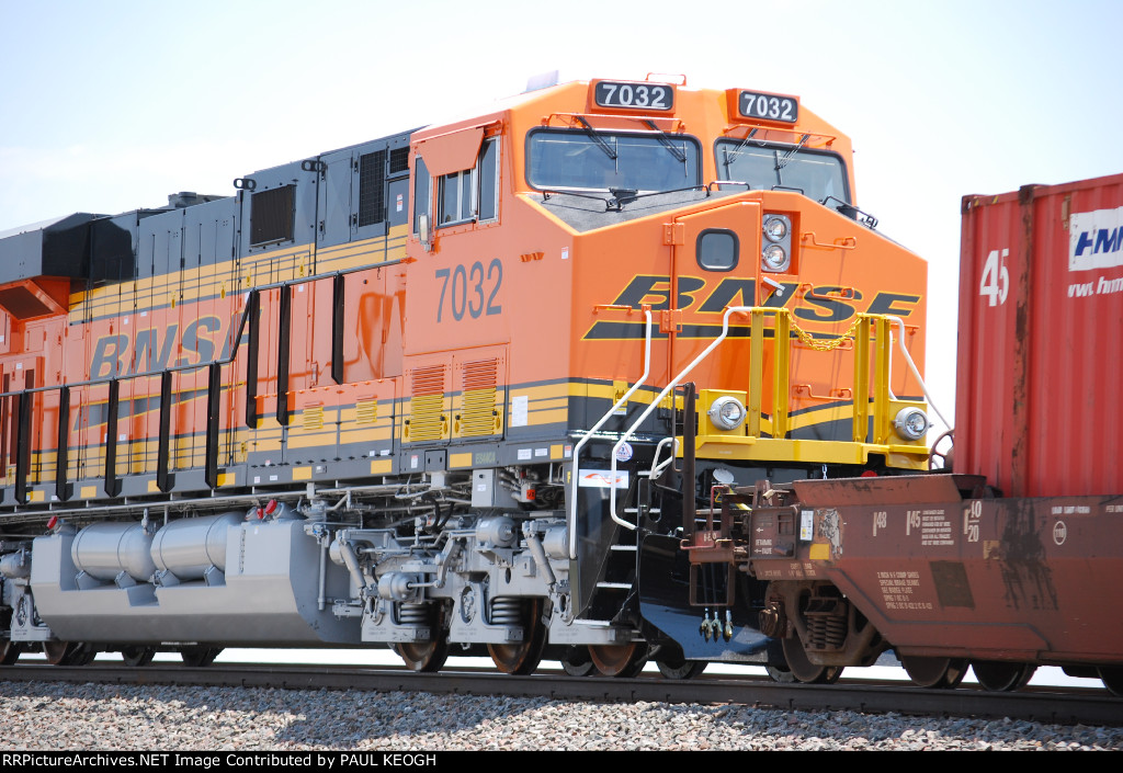 BNSF 7032 close up as she starts to pull west towards BNSF Cloviq Terminal and get a fresh crew ...